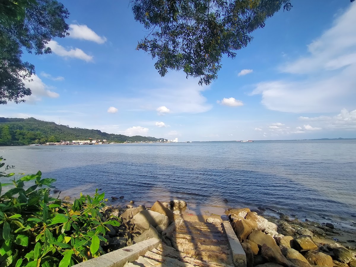 Santai Pantai Pasir Putih Sandakan (山打根白沙岗海滩美食中心) - Reviewbah