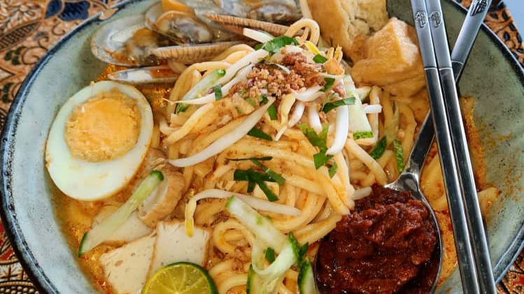 Nona Viviani (Nyonya Laksa Bukit Baru) - Reviewbah